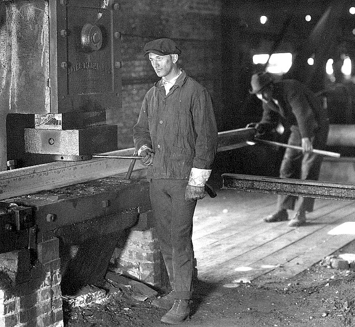 Cold straightening with hammer face - detail of straightener