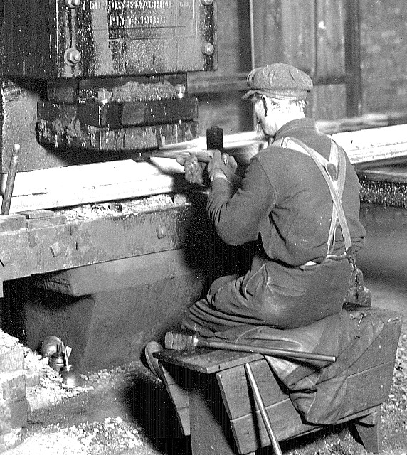 Cold straightening with press and gag - Detail of straightener